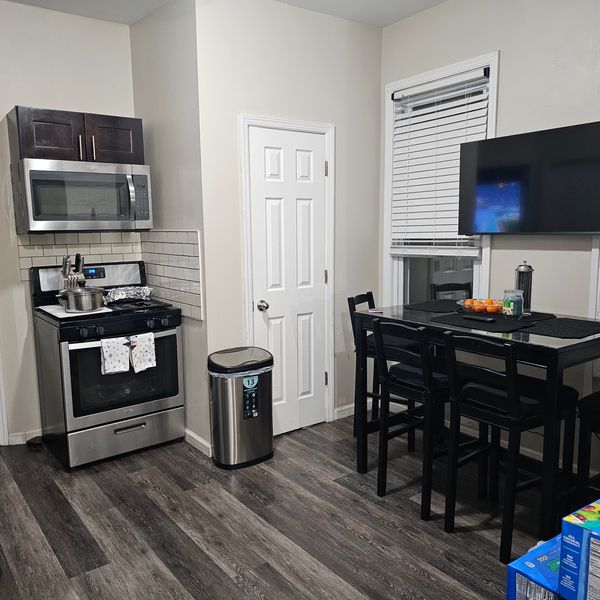 Rach Has an Apartment $900/mo on iROOMit