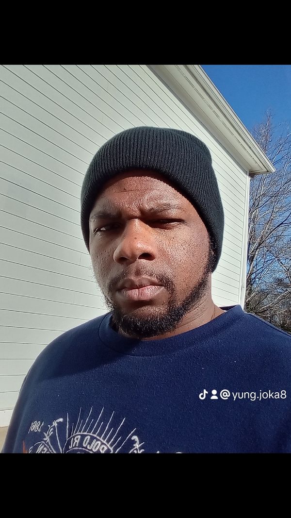 Quintin walker Needs an Apartment, $950/mo Max on iROOMit