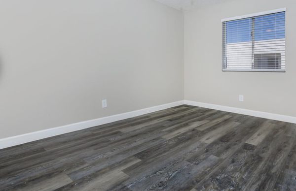 Adi Has an Apartment $850/mo on iROOMit